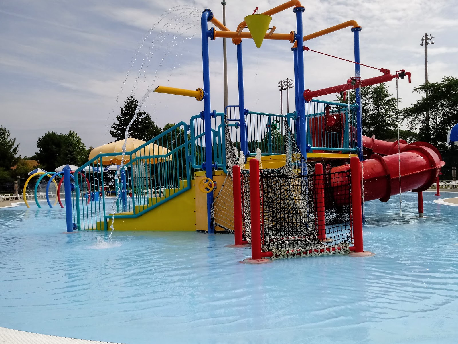 Meadowhill Aquatic Center - WhiteWater